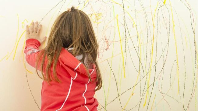 3 Trik Mengatasi Balita yang Masih Suka Coret-coret Tembok