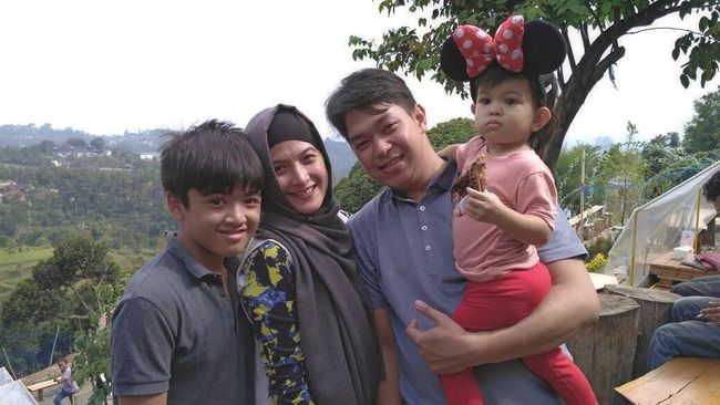 Jarang Terekspose, Potret Keharmonisan Andhara Early Bersama Anak dan Suami - Foto 1