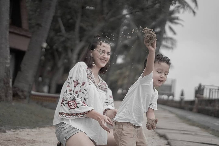 7 Potret Pesinetron yang Kini Jadi Ibu Muda Dahlia Poland dan Dua Anaknya - Foto 6