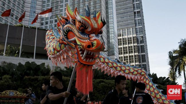 FOTO: Tarian Naga Liong Sambut Imlek di Bundaran HI