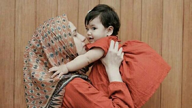 7 Potret Selebgram Dwi Handa dan Putri Kecilnya yang Menggemaskan - Foto 4