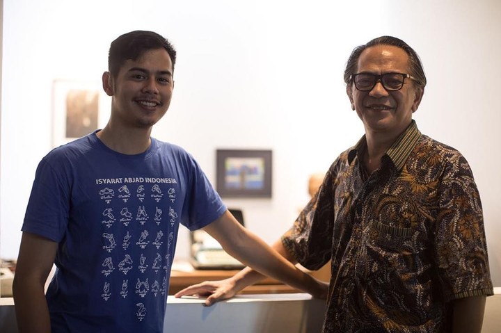 7 Potret Surya, Anak Ray Sahetapy Aktivis Tuli yang Ganteng ...
