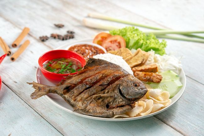 Tips Menggoreng Ikan Bawal Garing dan Tidak Lengket di Wajan