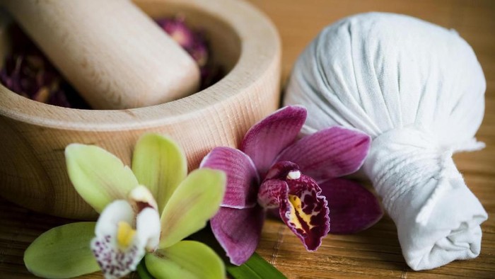 Melakukan Perawatan Spa di Rumah