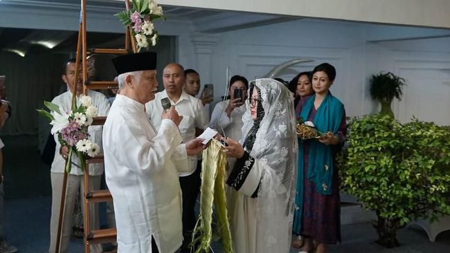 Pemasangan Bleketepe oleh Tutut Soeharto dan Indra Rukmana - Foto 1