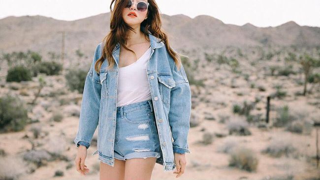 Ladies, Bikin Outfit Kamu Makin Chic dengan Denim Jaket yuk!