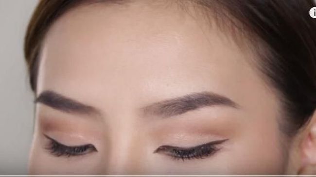 Tutorial Mudah Membuat Alis Natural dengan Brow Gel
