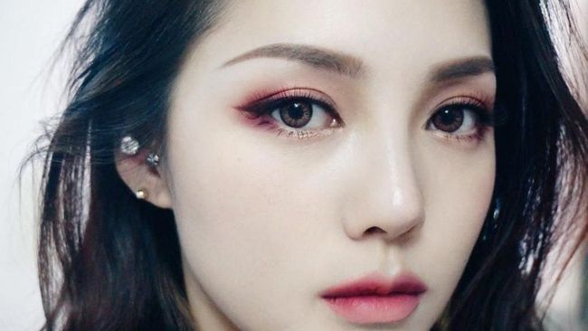 Pakai Eyeshadow Warna Merah, Yes or No?