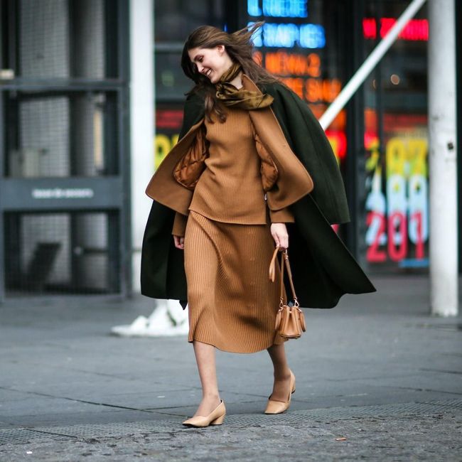 Inspirasi Perpaduan Warna Outfit Cokelat Kasual untuk Hangout Ke Mall