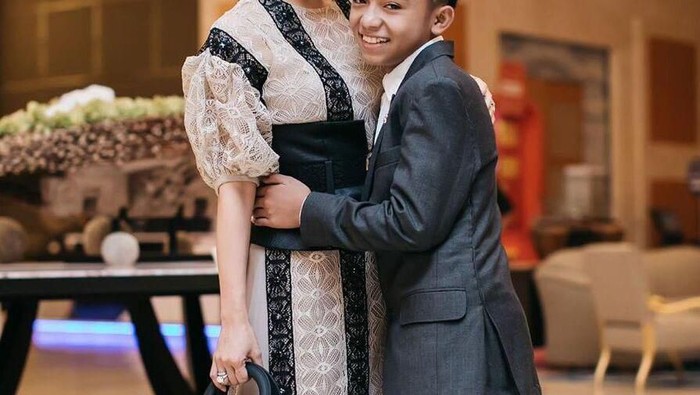 Deretan Potret Kedekatan Sarwendah dan Betrand Peto, Gemas!