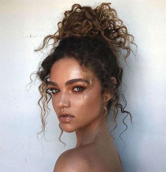 Memiliki Rambut Keriting? Coba deh 5 Hair Do Ini