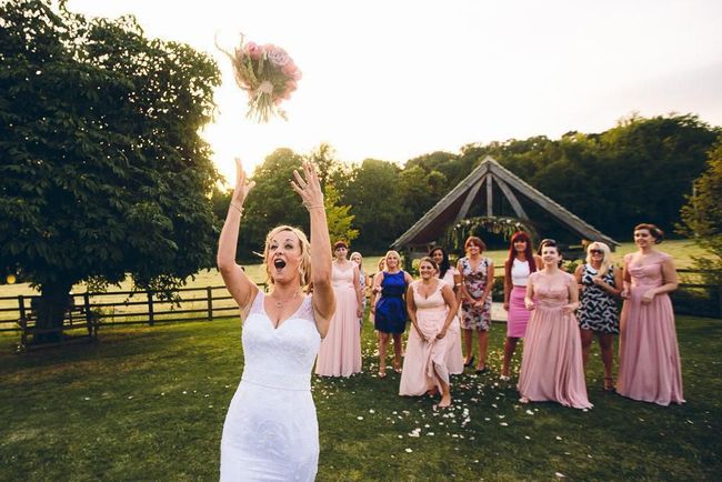 Makna dari Tradisi Lempar Bunga Saat Resepsi Pernikahan