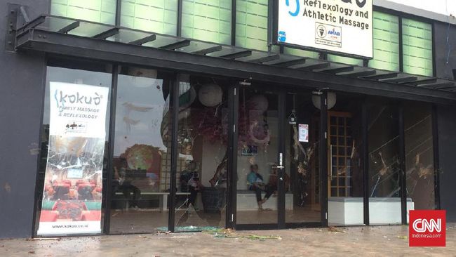 Warga Demo Banjir, Sejumlah Kaca Mal AEON JGC Pecah