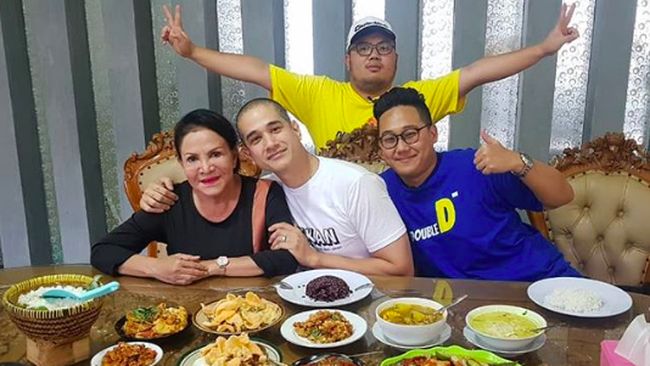 Lama Tak Terlihat, Mpok Atiek Kini Buka Warung Makan & Promo Lewat IG