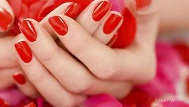 Hias Kuku dengan Kutek Merah untuk Tampil Berani