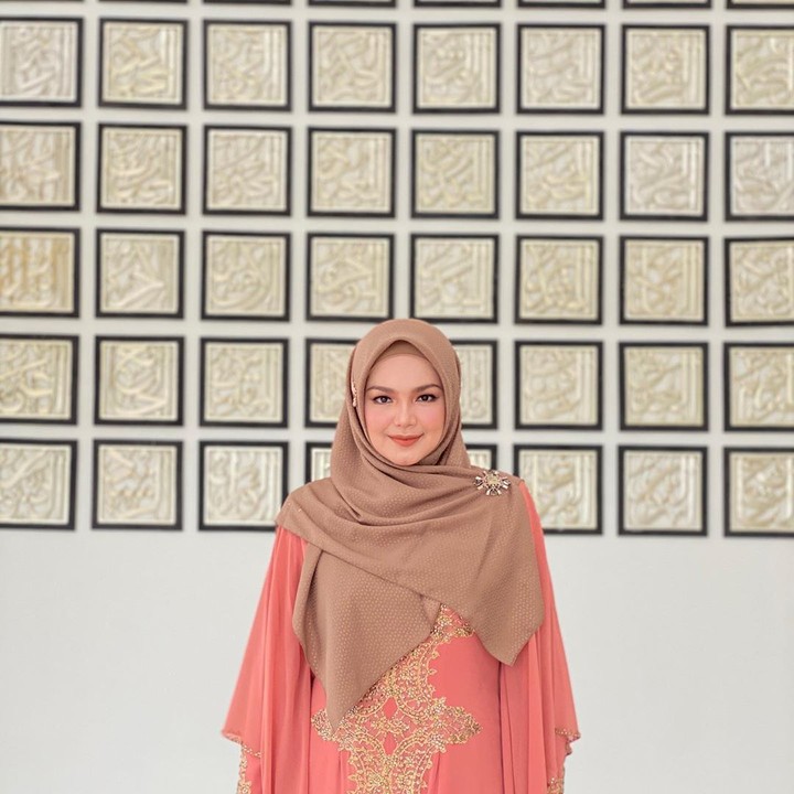 7 Potret Cantiknya Siti Nurhaliza dan Menantu Kondangan ke Sukabumi - 2