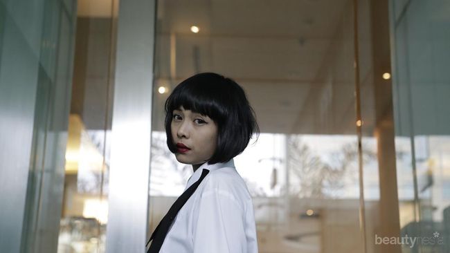 Tampil Cantik Dengan Monokrom ala Fashion Stylist Ajeng Swastiari