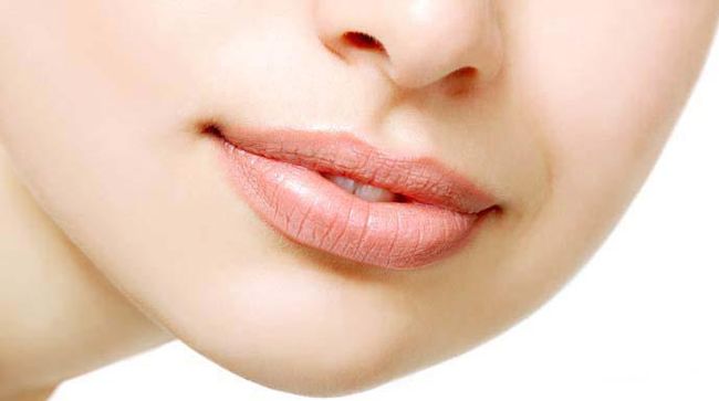 Kenali 8 Penyebab Bibir Kering