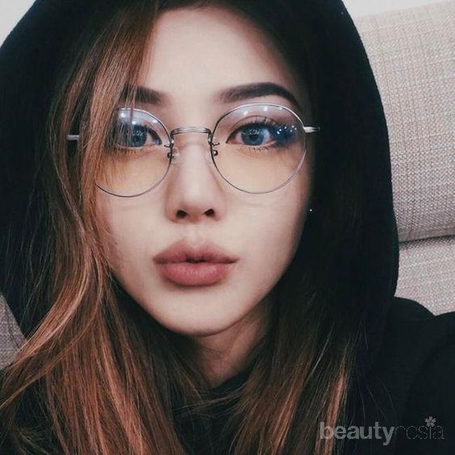 Model Kacamata Kekinian Ini Cocok Banget untuk Kamu yang Berponi, Mau Coba?