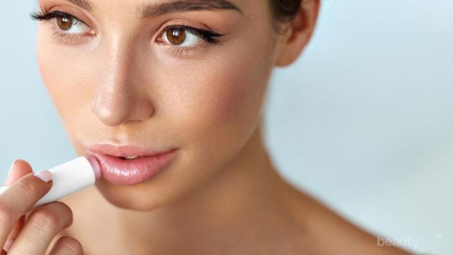 Selain Rokok, Ternyata Ini Lho Penyebab Bibir Hitam Pada Wanita!