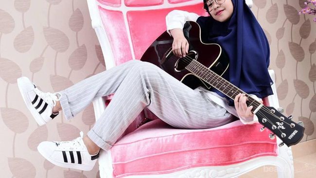 4 Gaya Fashion Hijab Ria Ricis Ini Unik dan Tabrak Warna, Berani Pakai?
