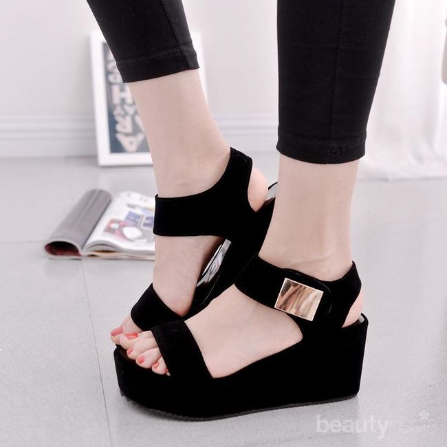 Bikin Penampilan Kamu Lebih Feminim dengan Wedges Ala Korea Ini!