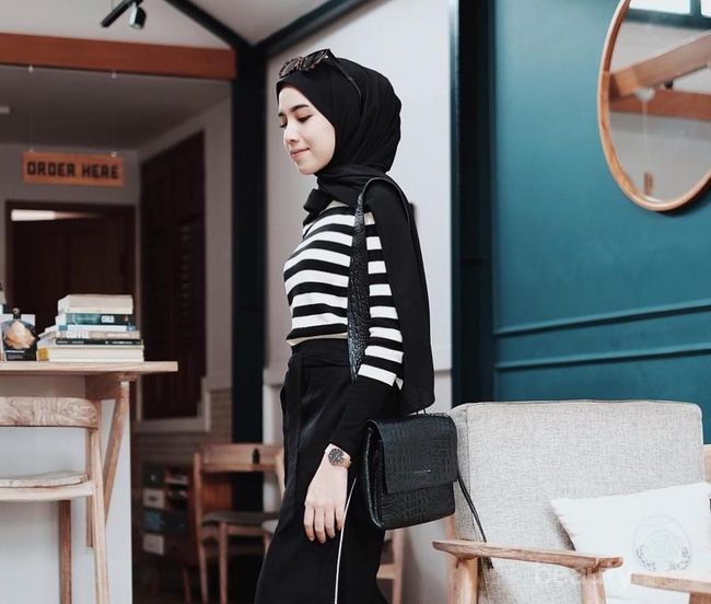 Biar Tak Kaku, Ini Tips Tampil Keren Memakai Outfit Hijab Warna Hitam ...