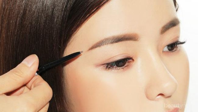 Mudah, Begini 5 Langkah Membuat Alis Lurus Korea Tanpa Perlu Mencukur Alis!