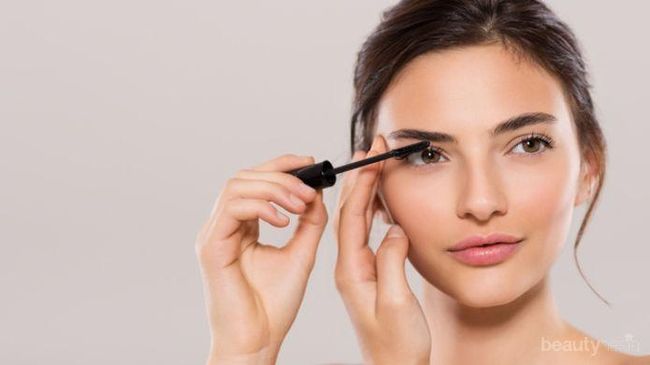 Agar Eye Makeup Tidak Luntur, Begini Trik Mengatasinya ladies!