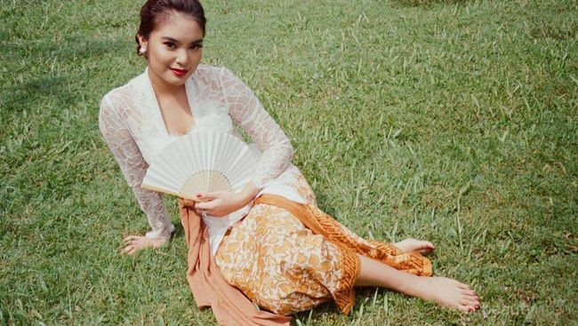 5 Pesona Cicit Soekarno, Syandria Kameron dalam Balutan Kain Etnik