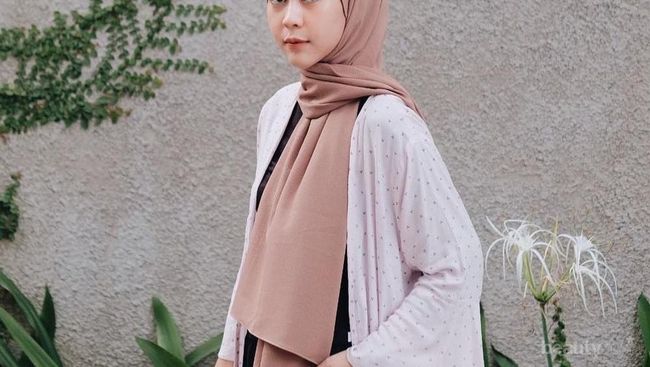 Deretan Model Outer yang Wajib Dimiliki Hijabers Agar Mudah Melakukan ...