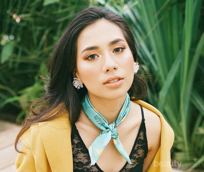 Intip Cara Memakai Syal untuk Lengkapi Gaya Kasual Kamu Biar Makin Hits ...