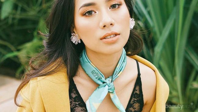 Intip Cara Memakai Syal untuk Lengkapi Gaya Kasual Kamu Biar Makin Hits ...