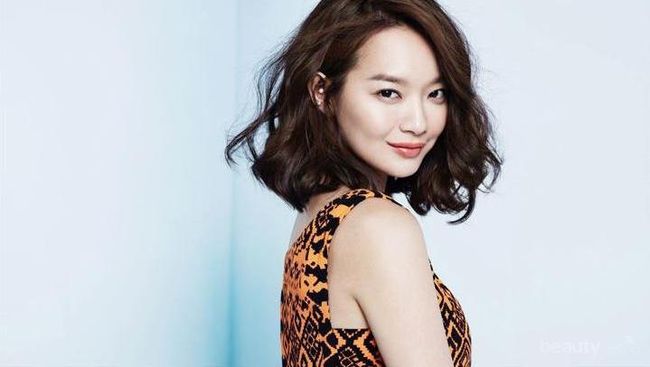 Gaya Fashion Cewek Rambut Keriting yang Bikin Cowok Jatuh Hati!