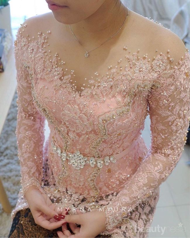 Mau Kondangan Kemana? Yuk Intip Inspirasi Kebaya Pink Berikut Ini!