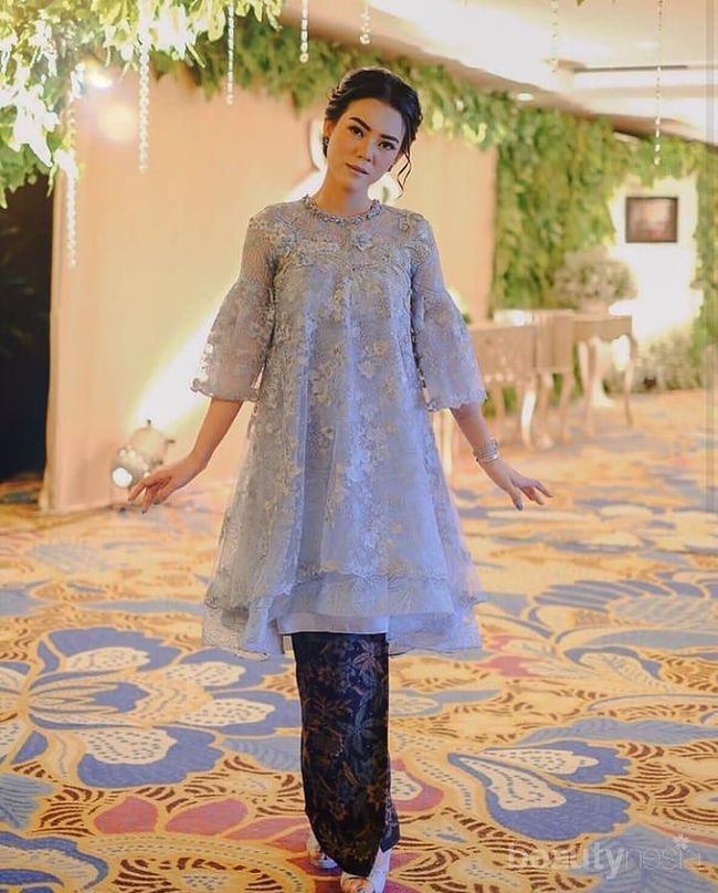 7 Inspirasi Model Kebaya Modern ala Riana Rizki, Adik Risa Sarasvati