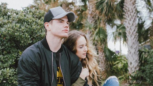 Selain Baju, Ini 5 Barang Couple Keren yang Bisa Kamu Pakai Kembaran ...