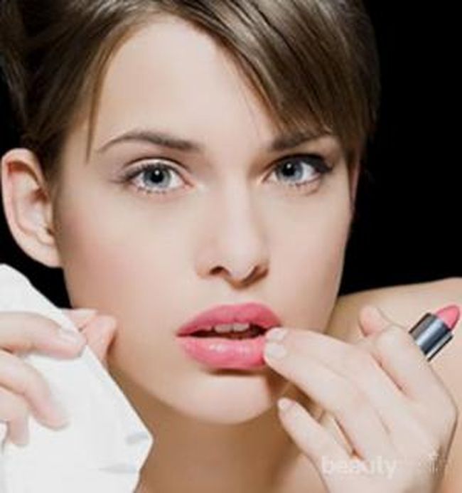 Tips Menggunakan Lipstick Sesuai Jenis Bibir
