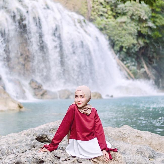 Modisnya! Tips Fashion Style dengan Atasan Warna Merah Ini Wajib Kamu Coba