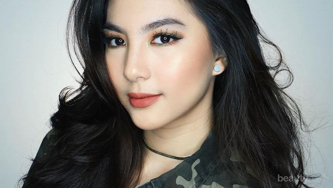 Mau Hasil Makeup yang Glowing? Aplikasikan Highlighter Pada Bagian ...