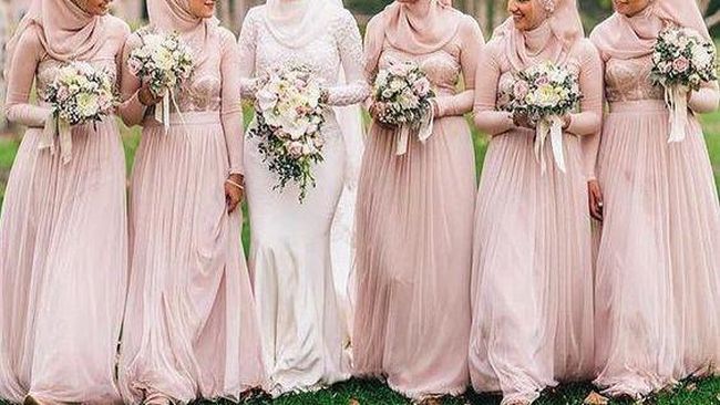 Ragam Model Dress Berbahan Satin untuk Bridesmaid Hijab
