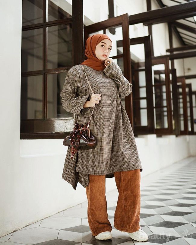 Monochrome Style dengan Outfit Serba Abu-Abu ala Hijabers Indonesia