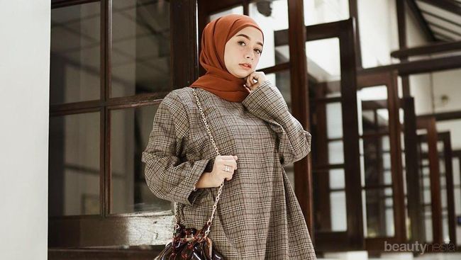 Monochrome Style dengan Outfit Serba Abu-Abu ala Hijabers Indonesia