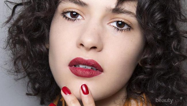 Bosan Rambut Lurus, Coba Poni Keriting yang Populer di Kalangan Seleb ...