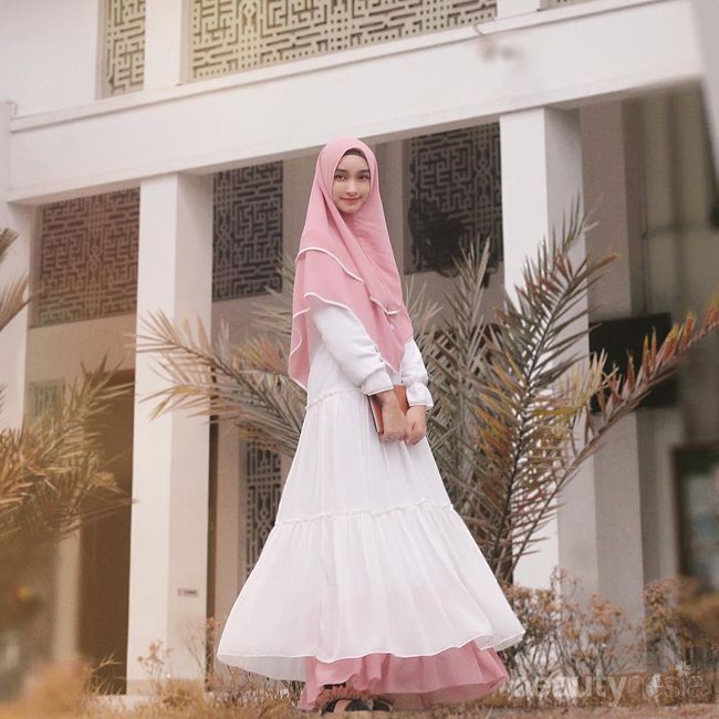 6 Selebgram Cantik Tetap Modis dan Santun dengan Hijab Syar'i 6 Selebgram Cantik Tetap Modis dan Santun dengan Hijab Syar'i