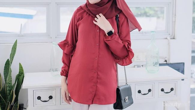 5 Tips Memilih Atasan yang Pas untuk Hijab Warna Merah