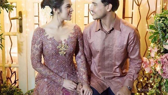6 Ide Kebaya Couple yang Bikin Kamu dan Pasangan Makin Kompak