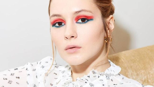 Cara Memakai Eyeshadow Duo-Chrome, Perpaduan 2 Warna yang Lebih On Point