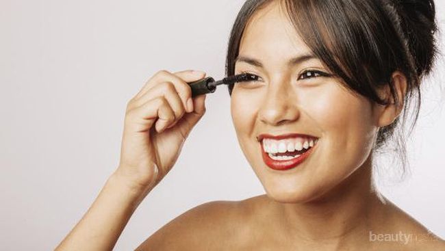 5 Rekomendasi Eyeliner Gel yang Mudahkan Kamu Buat 'Cat Eye'