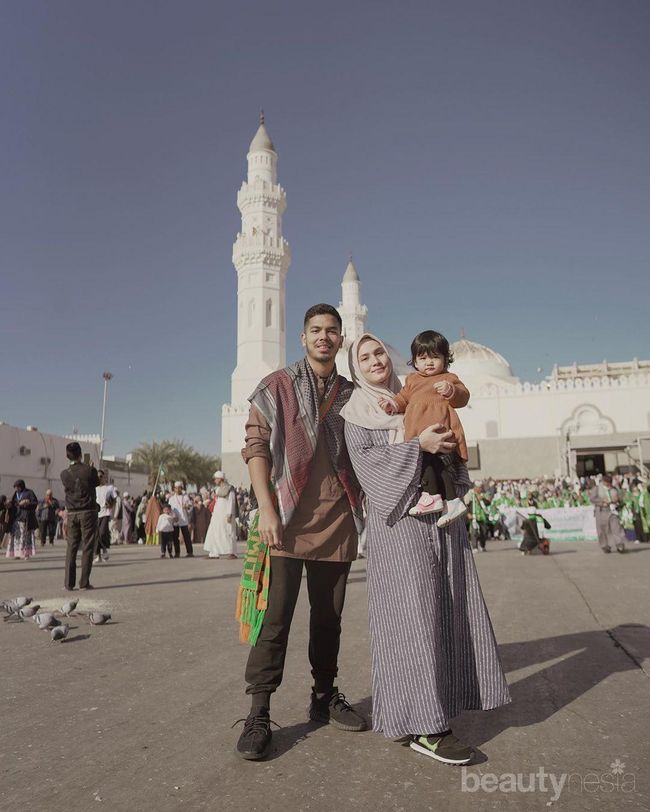 Foto: 8 Penampilan Dwi Handa yang Umroh Bersama Keluarga, Freya Gemas!